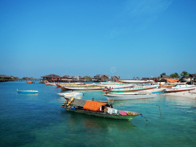 Isla de Mabul foto editorial. Imagen de cabrito, barco - 31846061