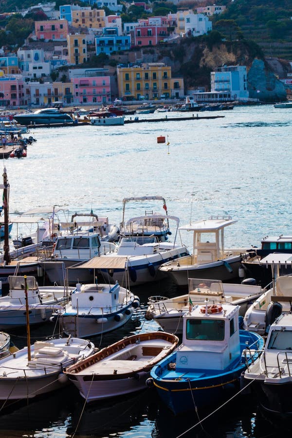 Isla De Ponza Italia 27 De Julio De 2019 : La Gente Disfruta De Su ...