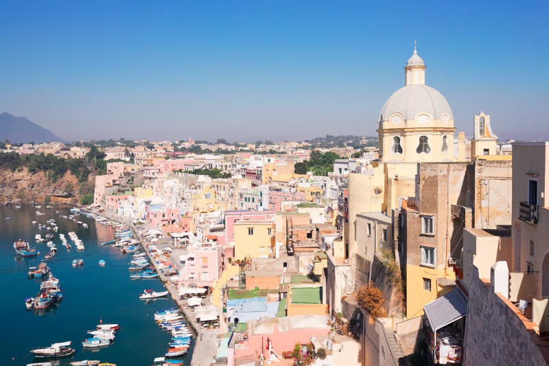 Isla de Procida, Italia imagen de archivo. Imagen de barco - 115747913