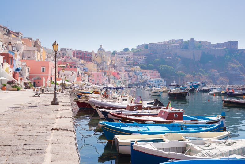 Isla de Procida, Italia imagen de archivo. Imagen de recorrido - 115748077