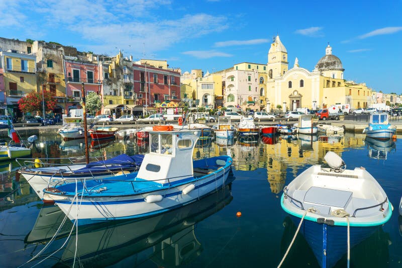 Isla de Procida de Italia foto de archivo. Imagen de cielo - 135944104