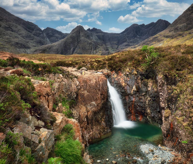 La Cascada De La Piscina De Hadas En La Isla De Skye Imagen de archivo ...