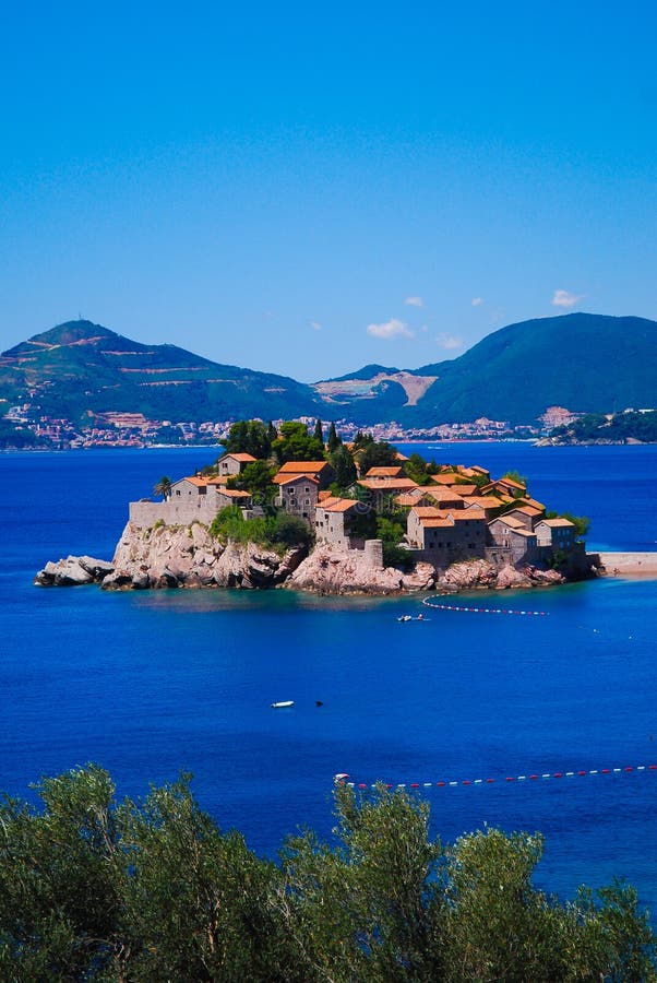 Isla De Sveti Stefan, Montenegro Foto de archivo - Imagen de balcanes ...