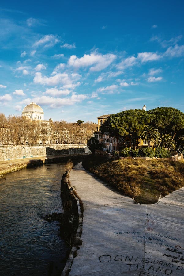 La Isla De Tíber Es Solamente Isla En El Río De Tíber Imagen editorial ...