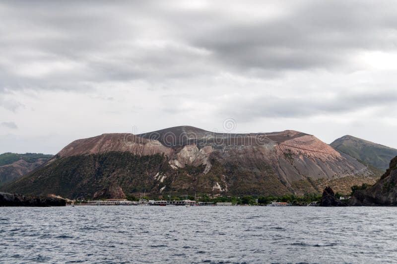 Isla de Vulcano imagen de archivo. Imagen de acantilado - 62612377