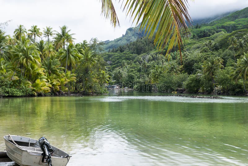 Isla del Pacífico hermosa foto de archivo. Imagen de barco - 36473796