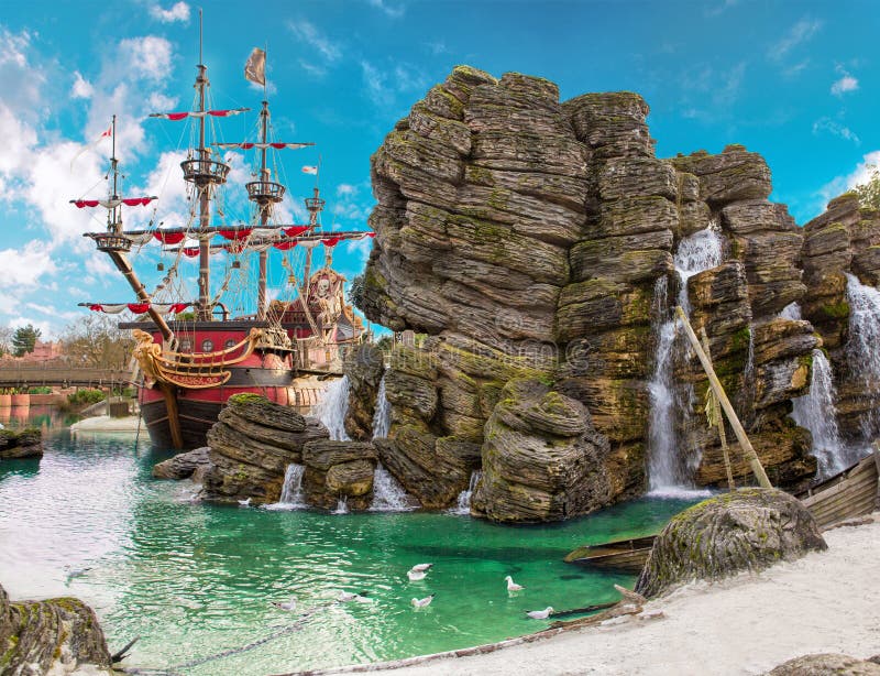 Isla del pirata foto de archivo. Imagen de cielo, pirata - 33661002