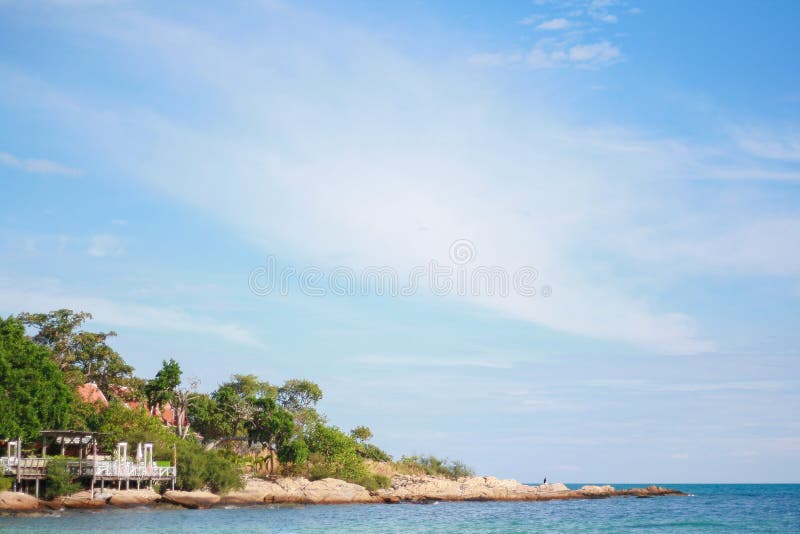 Isla en el mar con foto de archivo. Imagen de recorrido - 126233284