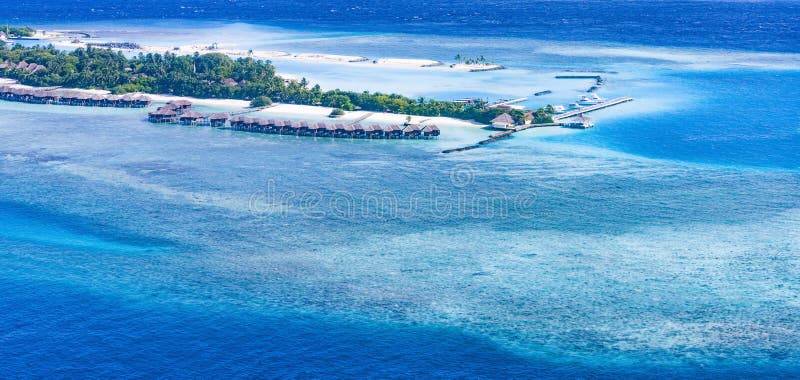 Isla hermosa en Maldivas imagen de archivo. Imagen de océano - 107016957