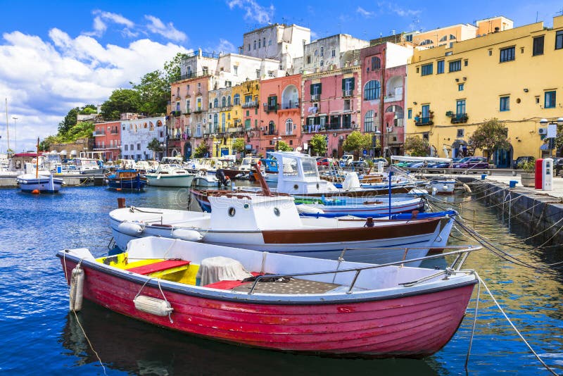 Isla Hermosa Viva De Procida, Italia Imagen de archivo - Imagen de ...