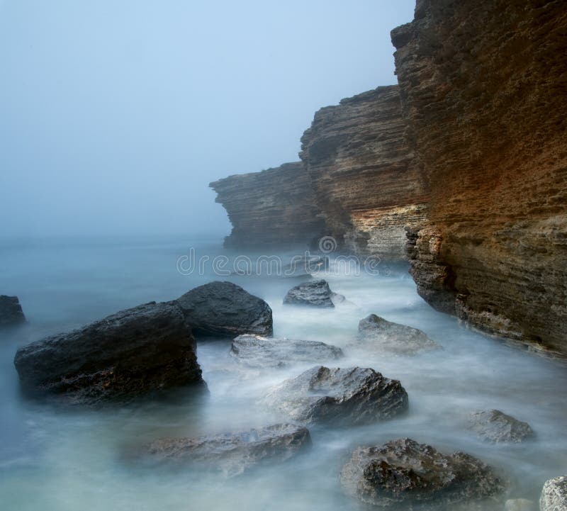 La Isla Rocosa Es Rodeada Por El Mar En Tailandia Meridional Imagen de ...