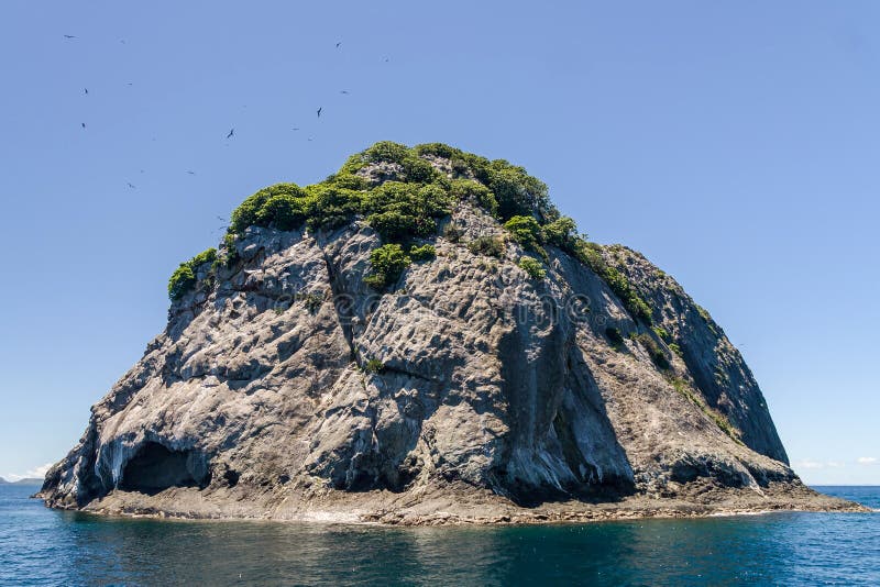 Isla rocosa foto de archivo. Imagen de azul, nubes, apacible - 29079088