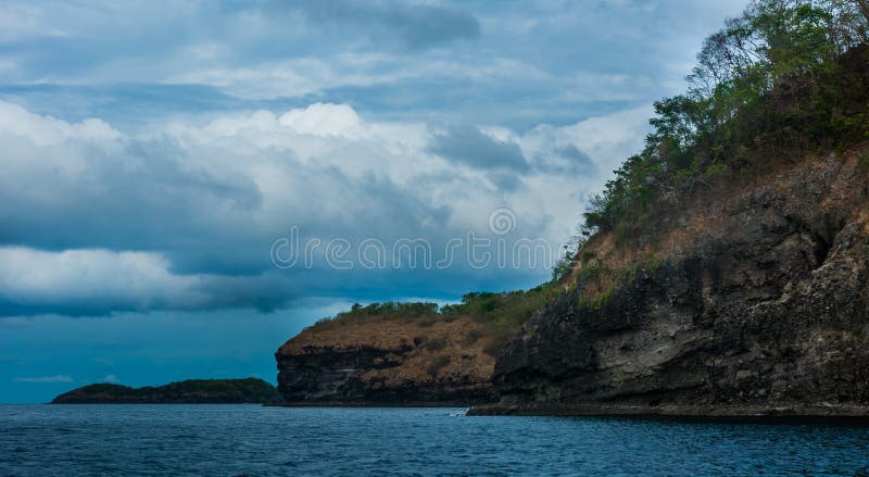 Isla Rocosa Sobre Pintorescas Aguas Azules Foto de archivo - Imagen de ...