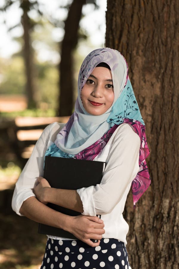 Islam-Frauen-Beten stockfoto. Bild von schönheit, religion - 6217254