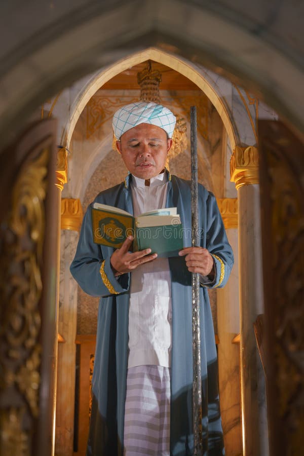 Islam Imam Making Speech in Isramic Worship Ceremony in Mosque Stock ...
