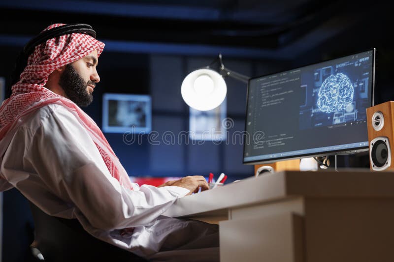 Islamic Man Monitoring Code on Computer Imagen de archivo - Imagen de software, avanzado: 311007887