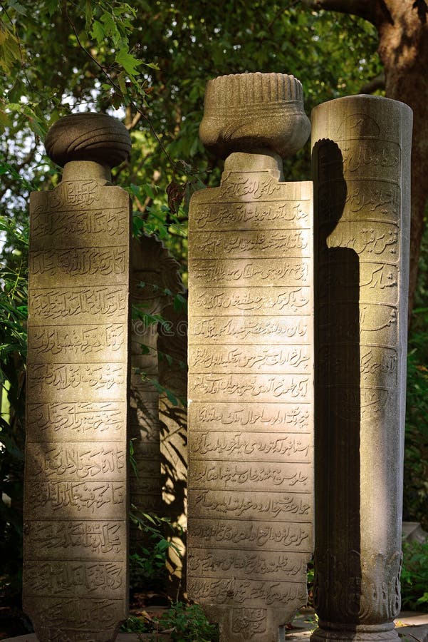 Islamischer Alter Grabstein in Einem Kirchhof Und in Den Frauen ...