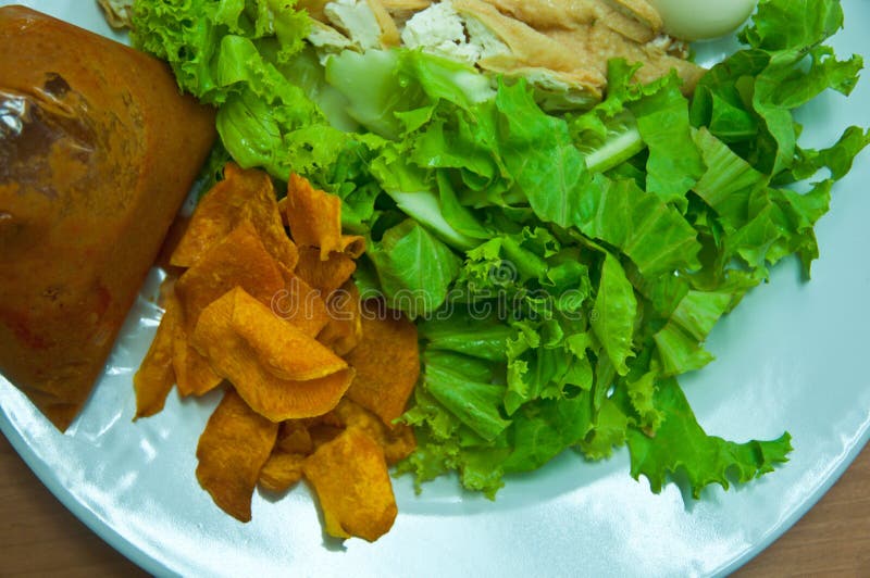 Islamitische Saladegroente En Gekookt Ei Die Knapperige Gebraden Taro ...