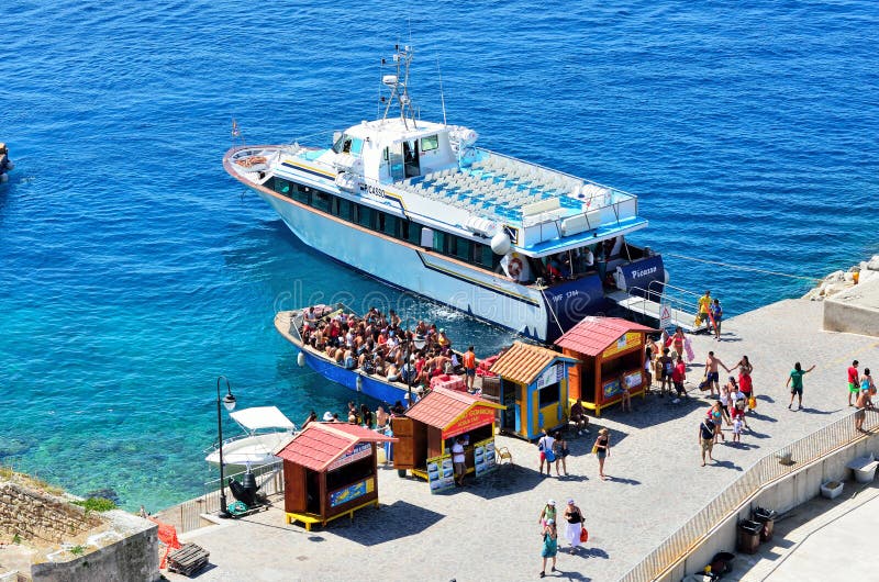 Islas de Tremiti, Italia foto editorial. Imagen de turista - 103703886