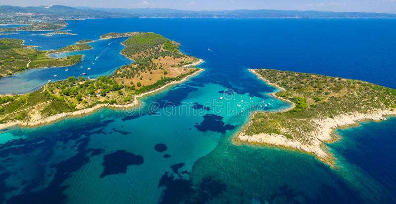Islas Del Mar Debajo Del Cielo Claro Imagen de archivo - Imagen de ...