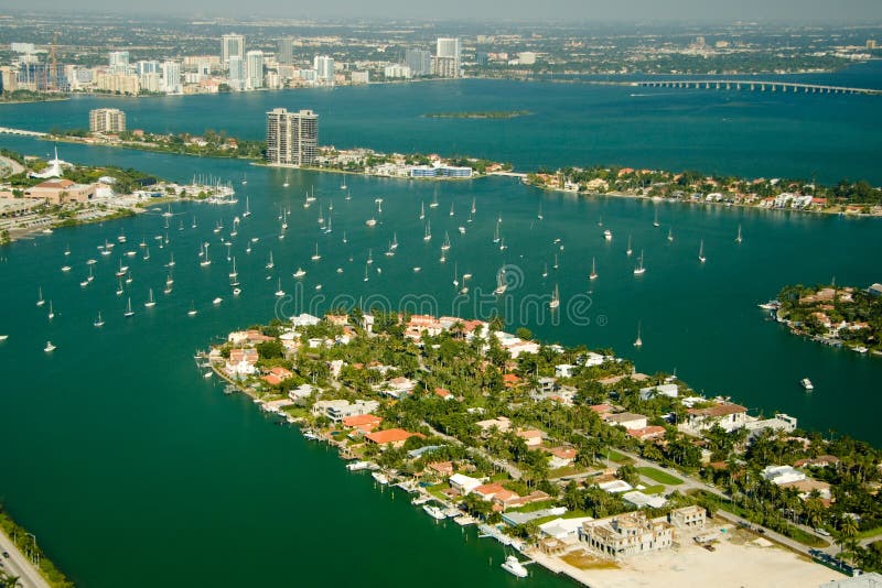 Islas en el océano foto de archivo. Imagen de exterior - 31268402