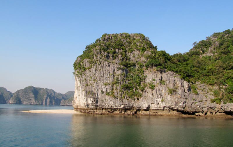 Islas hermosas en el mar foto de archivo. Imagen de formaciones - 62267934