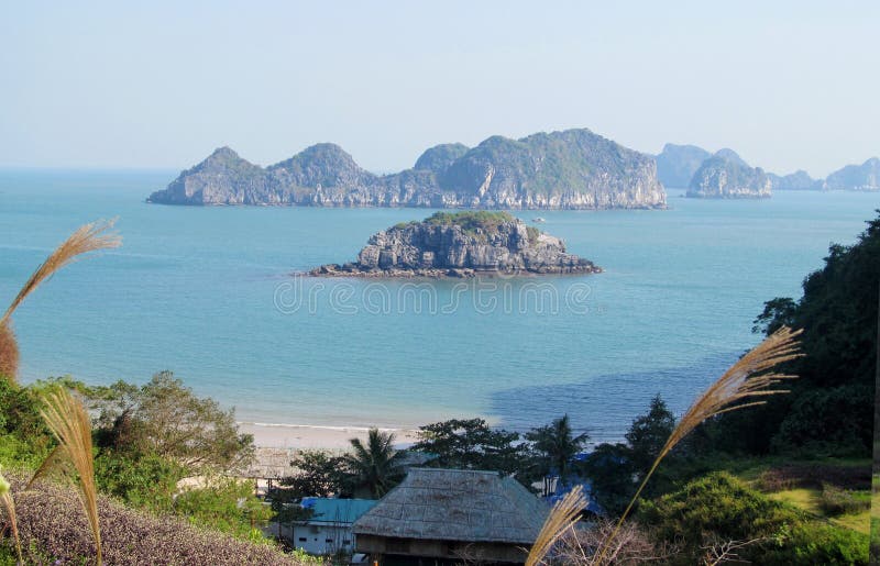 Islas hermosas en el mar foto de archivo. Imagen de formaciones - 71633452