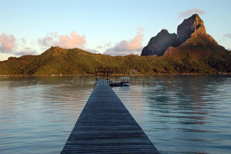 Isola di Bora Bora immagine stock. Immagine di sereno - 4796497