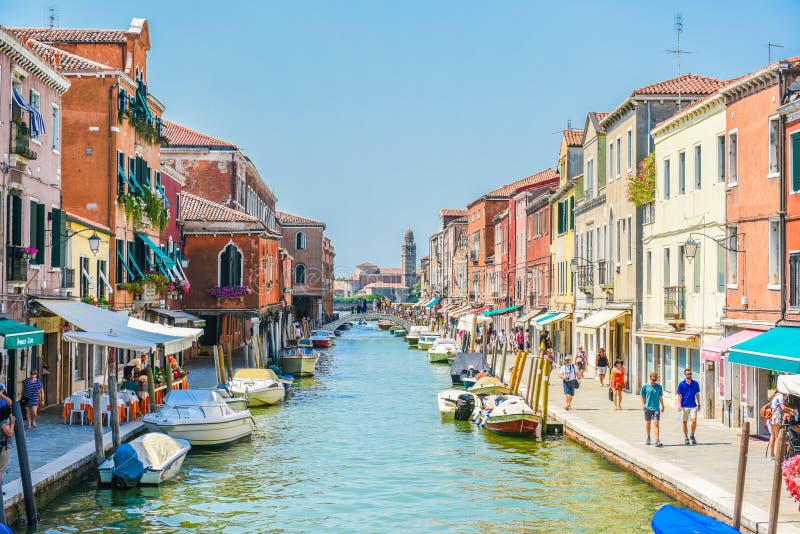 Murano Dell'isola A Venezia Italia La Vista Sul Canale Con La Barca Ed ...