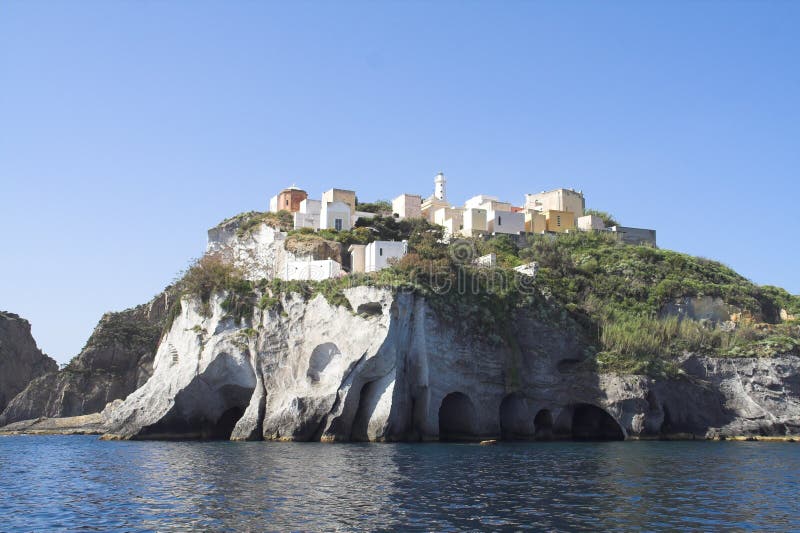 Isola Ponza - Italia fotografia stock. Immagine di scogliera - 17816786