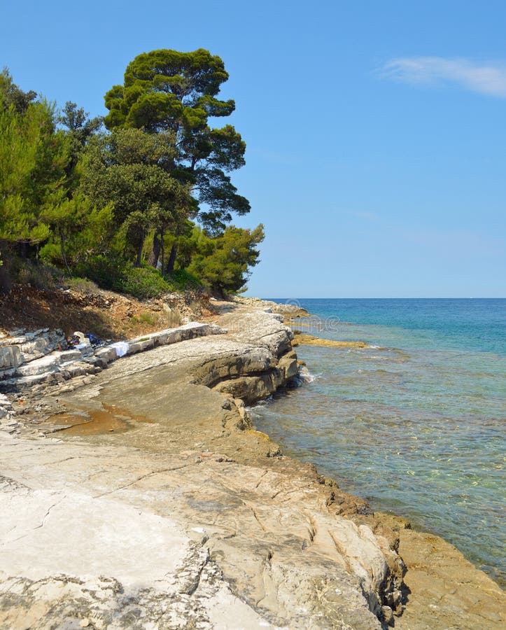 Isola rossa (Croatia) immagine stock. Immagine di sole - 27001181