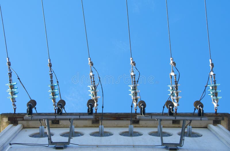 Isolateur électrique Et élément Du Pylône Haute Tension Photo stock ...