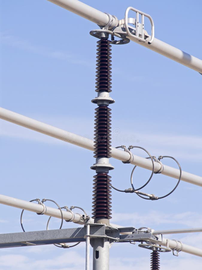 Isolateurs à Haute Tension Sur Un Pilier D'une Canalisation électrique ...