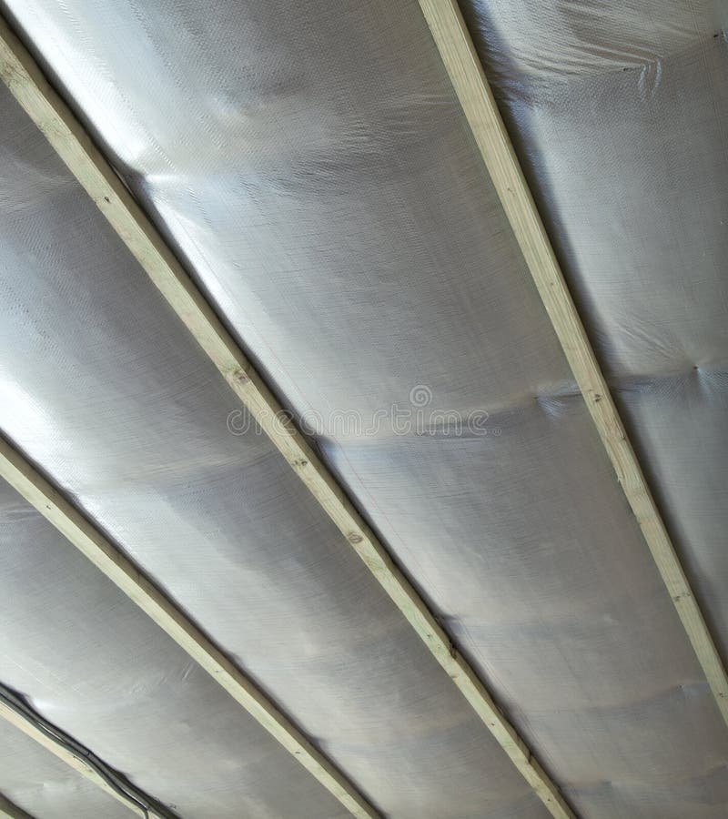 Isolation En Aluminium Sous Le Toit Image stock - Image du fiberglass ...