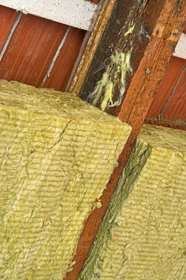 Termisk Isolering Arbetare Som Isolerar Rör För Uppvärmningsystem Med ...