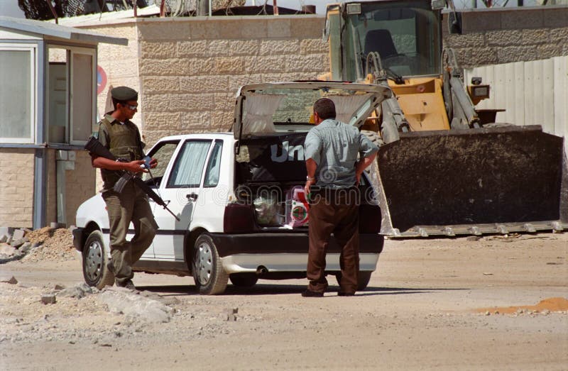 Israeli Military Checkpoint Editorial Image - Image of rifle, bank ...