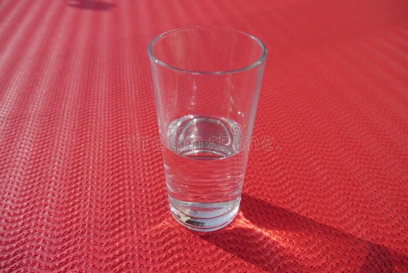 Ist Das Glashalbvolle Oder Das Halb Leere Stockbild - Bild von frische ...