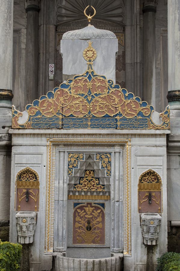 Istanbul, Turkey - Fountain - Topkapi-Palace Museum Stock Photo - Image ...