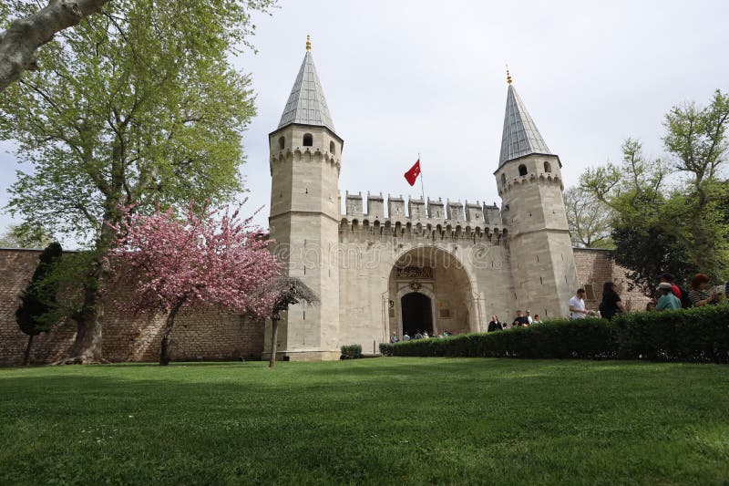 17-04-2024 Istanbul-Turkiye: Entrance Gate of Topkapi Palace Editorial ...