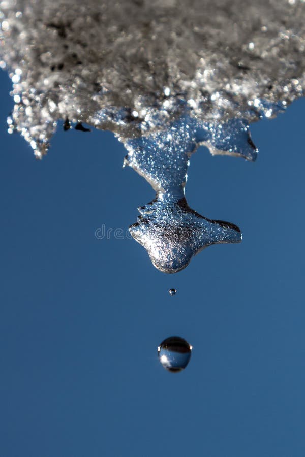 Istapp Med En Droppe Av Vatten Arkivfoto - Bild av genomblött ...