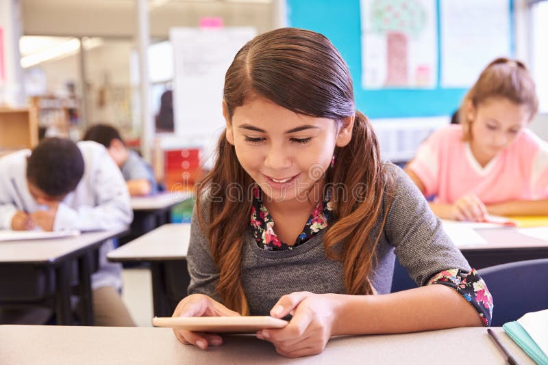 Insegnante Che Aiuta La Ragazza Della Scuola Elementare Che Per Mezzo ... Insegnante Che Aiuta La Ragazza Della Scuola Elementare Che Per Mezzo ...