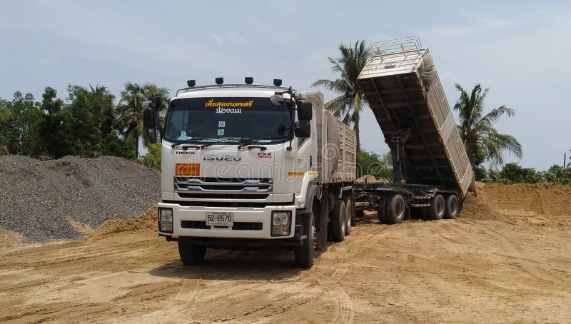 Isuzu Deca Fxz 360 Vertedero Completo Imagen de archivo editorial ...