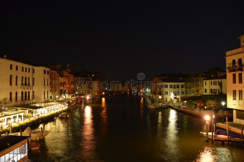 Vida De Noche De Venecia, Italia Foto de archivo - Imagen de edificio ...