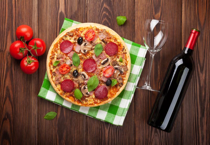 Italiaanse Pizza Met Pepperonis En Rode Wijn Stock Afbeelding - Image ...