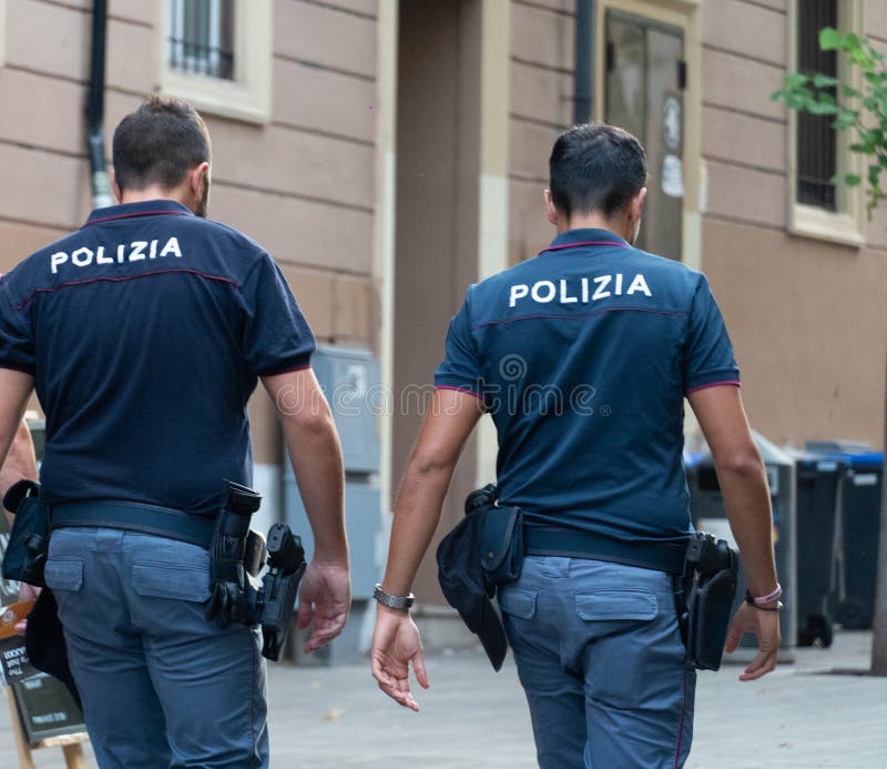 Twee Italiaanse Politieagenten (Carabinieri) in Volledige Eenvormig ...