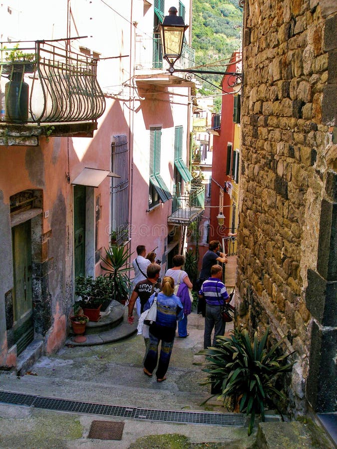 Italiaanse straten redactionele stock foto. Image of ligplaats - 80638313