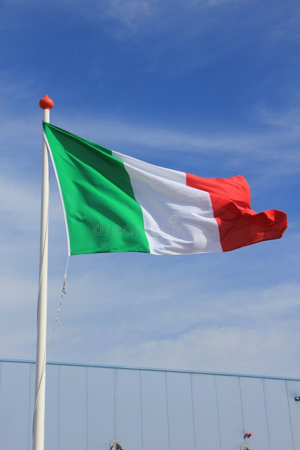Italiaanse vlag stock foto. Image of groen, wind, europa - 167925774