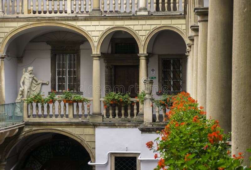Italian Courtyard with Flowers Stock Image - Image of backyard, rustic ...
