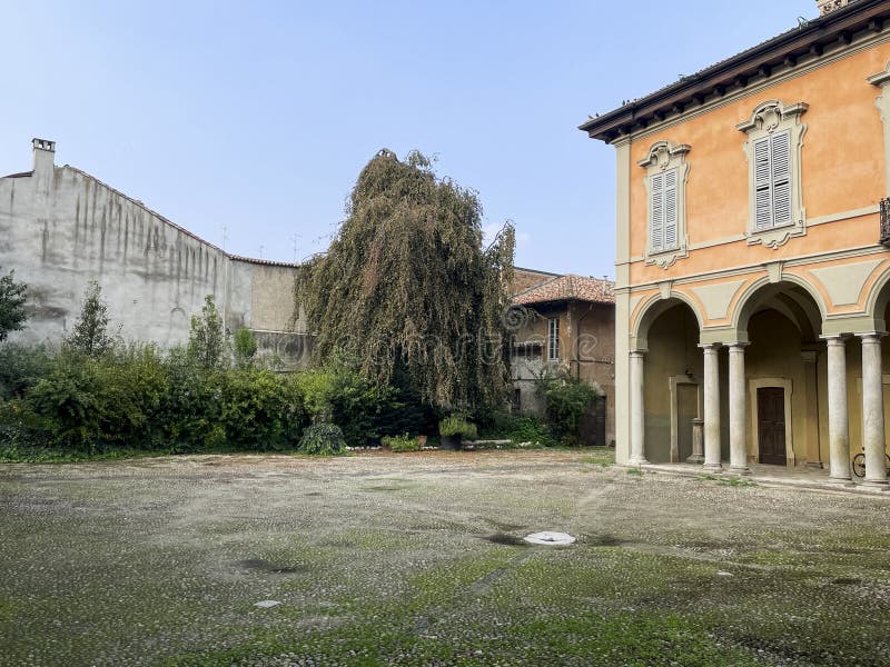 Italian Courtyard in Old Villa Stock Photo - Image of empty ...