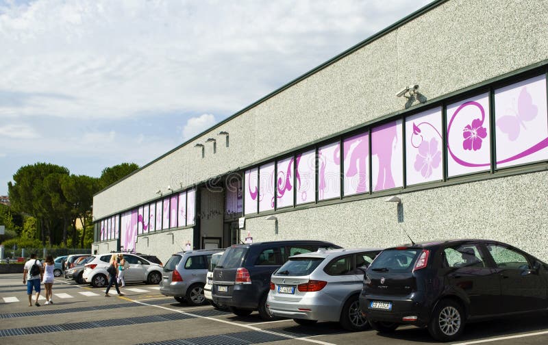 Italian outlet editorial photography. Image of shopping - 43328527